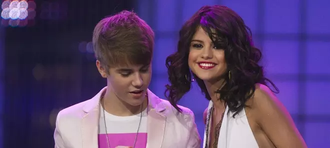Selena Gomez tinjora lil Justin Bieber fil-Video Backstage Tour 'We Own the Night' 38364_1