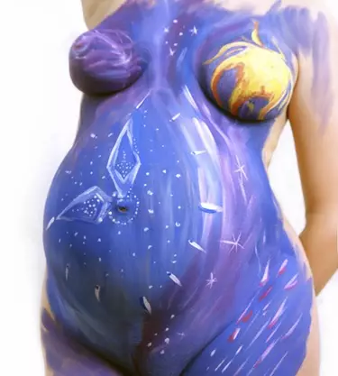 임신한 배를 순수한 예술로 바꾸는 방법: 바디 페인팅 연습