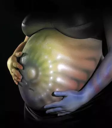 Πώς να μετατρέψετε την κοιλιά της εγκυμοσύνης σε καθαρή τέχνη: εξασκηθείτε στη ζωγραφική σώματος