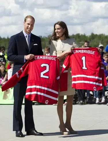 Duke a ak Duchesse nan Cambridge pran plezi nan kannòt ak jwe Hockey nan Kanada