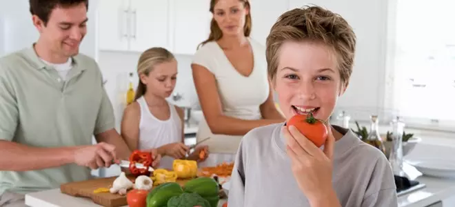 Dårlige vaner hos foreldre når det gjelder å mate barna sine