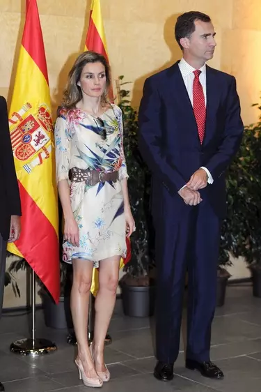 Letizia Ortiz z zelo poletnim videzom spremlja Don Felipeja v Girono