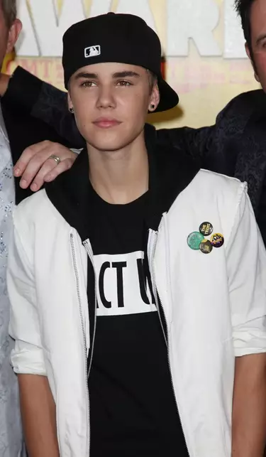 Justin Bieber kaget kanthi tampilan ora resmi ing CMT Awards karo ibune