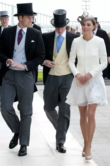 William af England og Kate Middleton blænder på Epsom-løbene