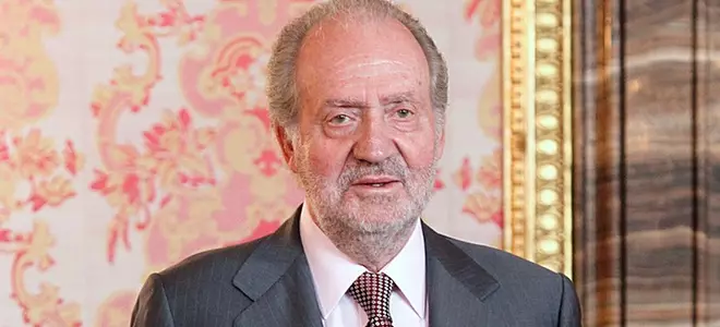 King Juan Carlos, tau ua tiav peb teev ntawm nws lub hauv caug sab xis