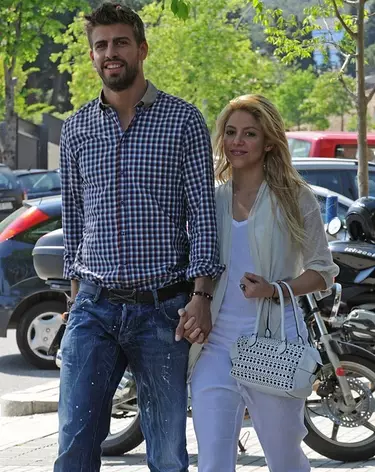 Piqué lærer catalansk til Shakira, som beder sine fans om at tage til hendes koncert