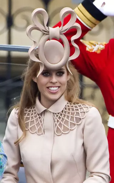 Subhasten l'extravagant barret que la Princesa Beatriz va fer servir a la Casament Reial