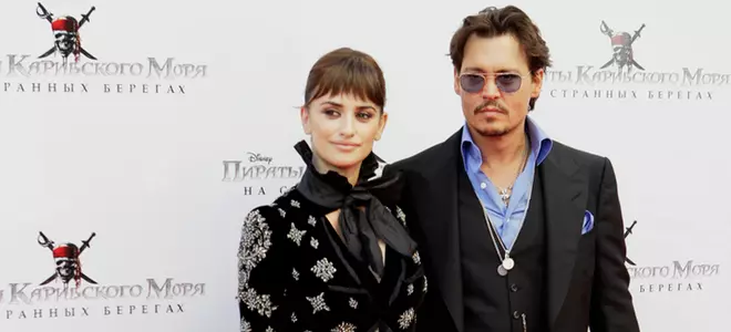 Penélope Cruz ແລະ Johnny Depp ສ້າງຄວາມມັກໃນການສາຍຮອບປະຖົມມະທັດຂອງ 'Pirates of the Caribbean' ໃນ Moscow