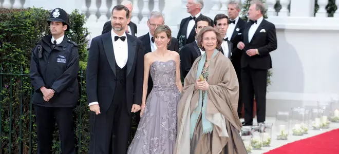 Prinsessan Letizia och Victoria av Sverige bländar vid middagen inför det kungliga bröllopet i England