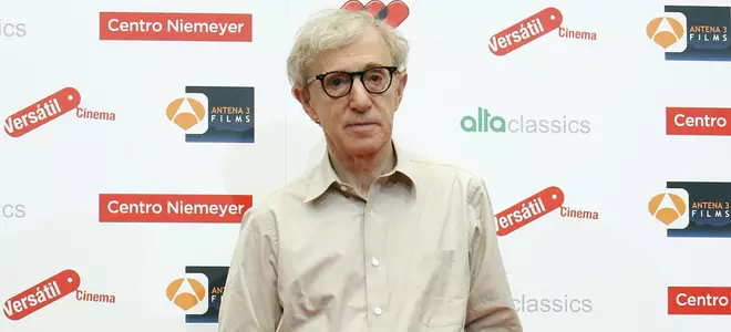 Woody Allen dia mahita an'i Nicolas Sarkozy amin'ny anjara asan'i Bogart