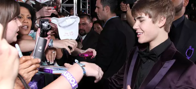 Justin Bieber podpisuje avtograme