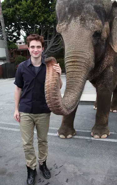 Robert Pattinson yn parhau i hyrwyddo ei ffilm newydd 'Water for Elephants'