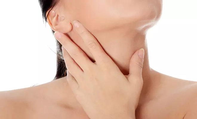 なぜ白い斑点のある喉の痛みが発生するのですか？