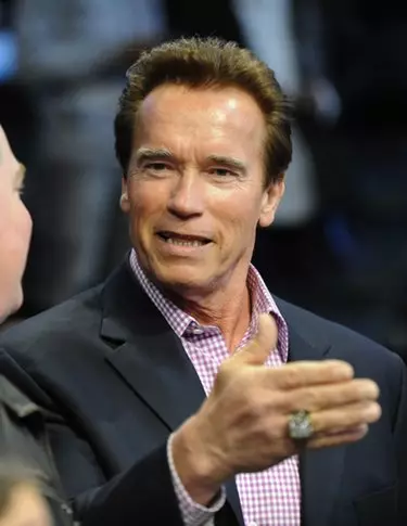 Filleann Arnold Schwarzenegger mar shárlaoch in 'The Governator'