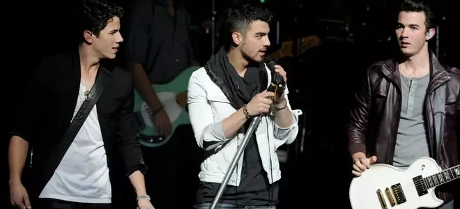 Selena Gomez și Jonas Brothers își unesc vocile într-un concert benefic