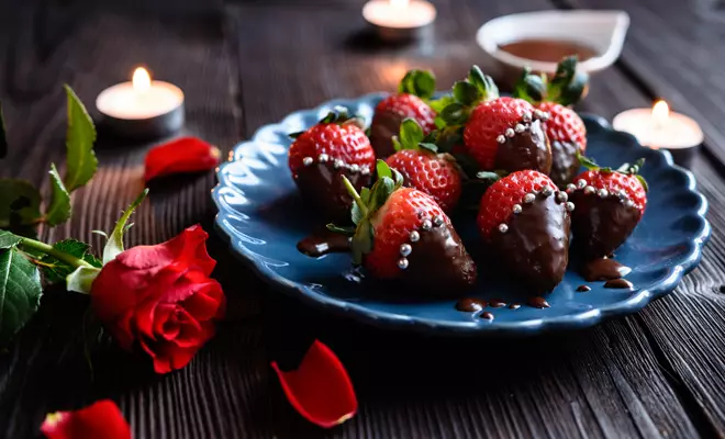Συνταγές σνακ: φράουλες καλυμμένες με σοκολάτα