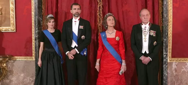 L-eleganti ta’ Letizia tfixkel il-kontroversja dwar l-għajn sewda tar-Re Juan Carlos