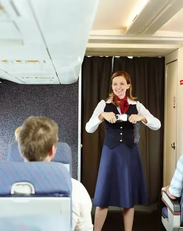 Air Nostrum отрицает, что укоротила юбки своим стюардессам