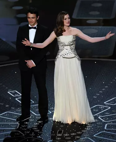 Jamesas Franco ir Anne Hathaway buvo nušvilpti kritikų po 2011 m. Oskarų