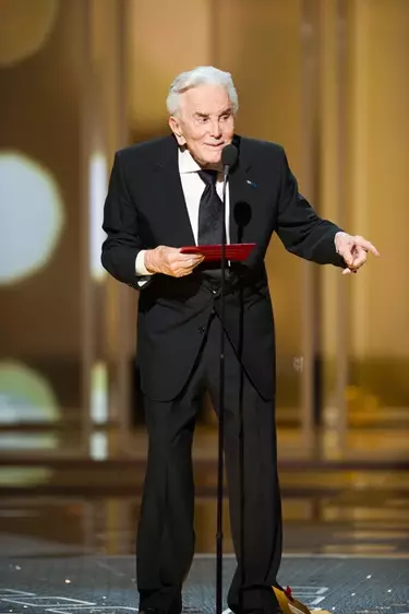 Kirk Douglas dan Sandra Bullock mengatasi penyampai James Franco dan Anne Hathaway di Oscar 2011