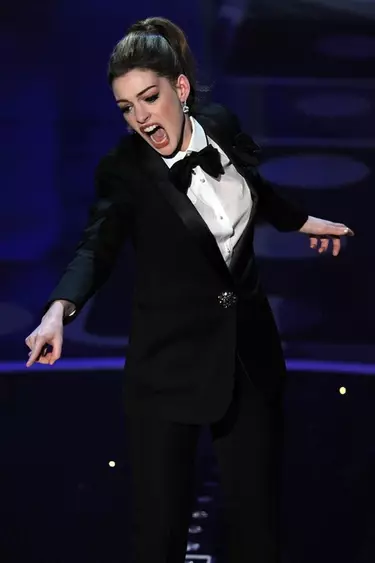 Wyth ymddangosiad Anne Hathaway yn Oscars 2011