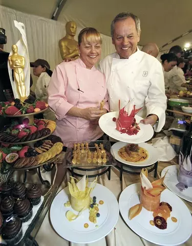 2011 年奧斯卡晚宴的海鮮飯、火腿和鍍金巧克力奧斯卡獎