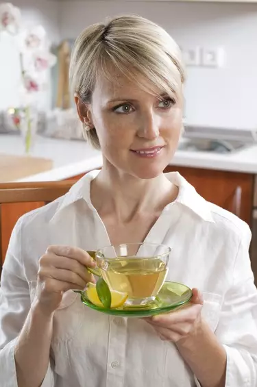 Katechíny prítomné v zelenom čaji podporujú zníženie „zlého“ cholesterolu