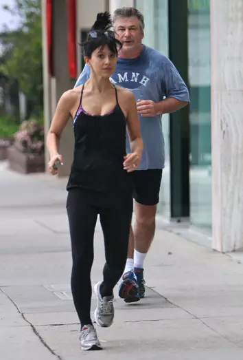 Alec Baldwin et sa femme faisant de l'exercice