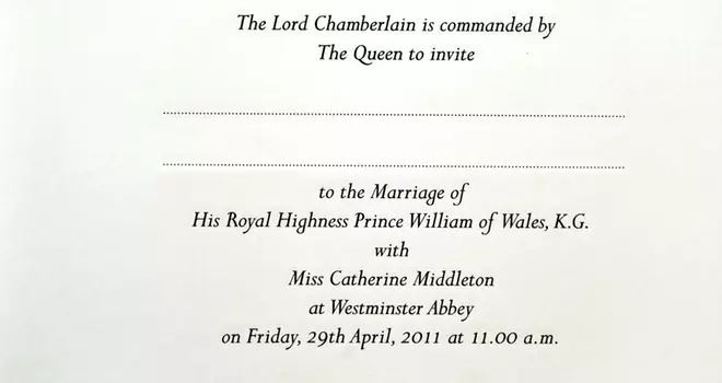 William frá Englandi og Kate Middleton afhenda brúðkaupsboðin sín
