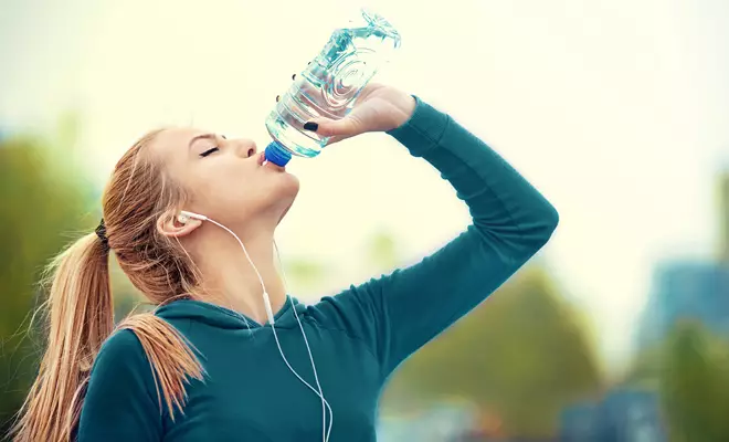 Koľko vody by mal každý človek denne vypiť?