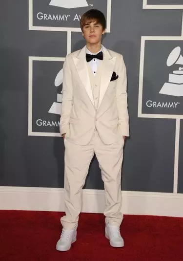 Justin Bieber ntawm 2011 Grammys ntaub pua plag liab