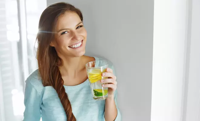 空腹時にレモンを入れた水、口臭に対する最良の味方