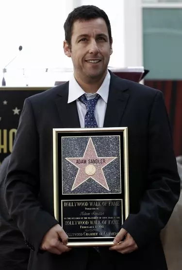 Adam Sandler odbiera swoją gwiazdę w Hollywood Walk of Fame