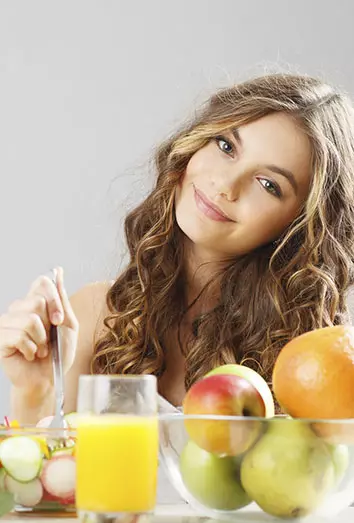 Anti-aknee dieet: wat om te eet om puisies en swartkoppies te vermy