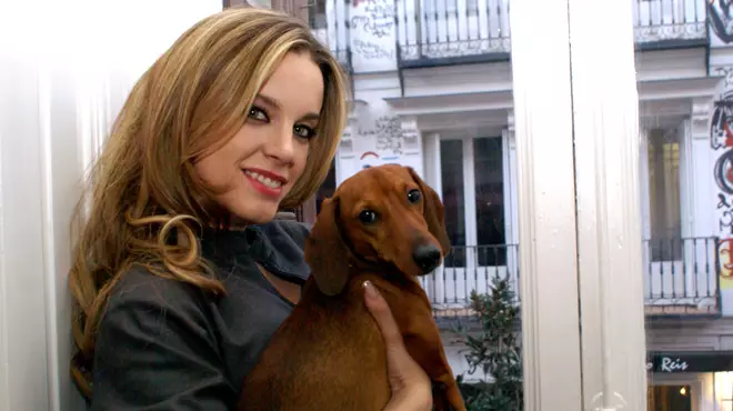 Carolina poserer med hunden sin Felipe. Foto: Alexandra H. Gail
