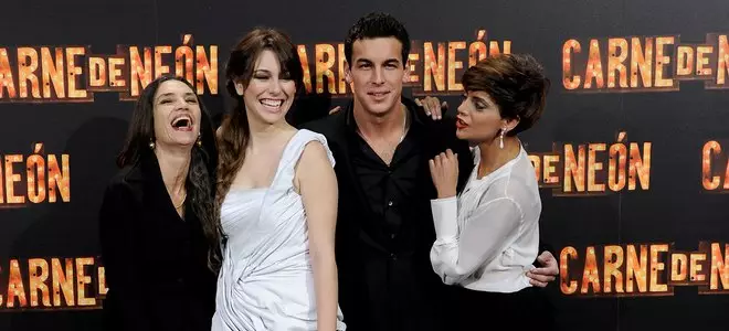 Mario Casas i Blanca Suárez, molt afectuosos a la presentació de 'Carne de Neón'