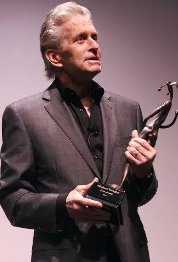 Майкл Дуглас с наградой Icon в руках