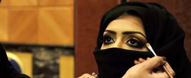maquiagem dos olhos da mulher saudita