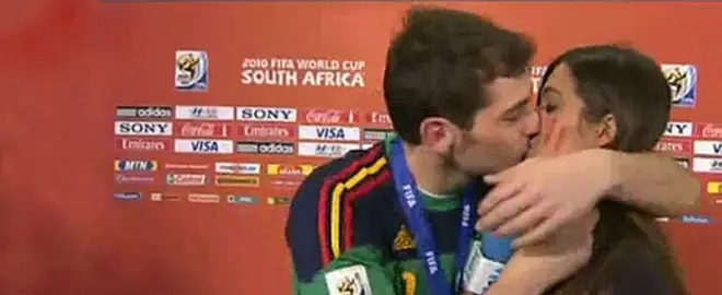 Iker a Sara se líbají na mistrovství světa