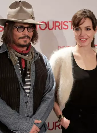 Angelina Jolie thiab Johnny Depp ntawm qhov premiere ntawm 'Tus Neeg Ncig Tebchaws'