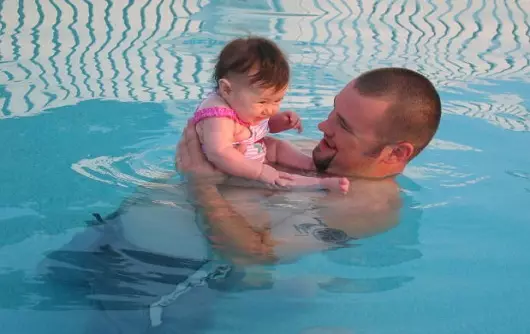 Kakšne so prednosti plavanja pri dojenčkih? 4414_1