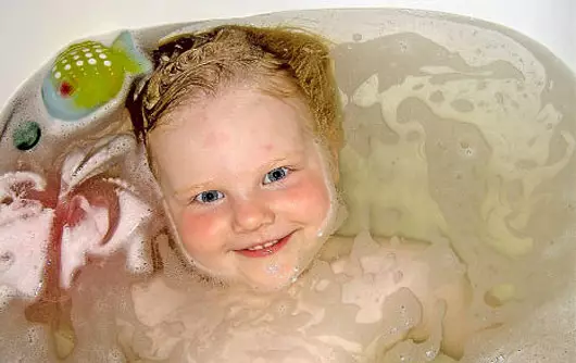Le premier bain de bébé