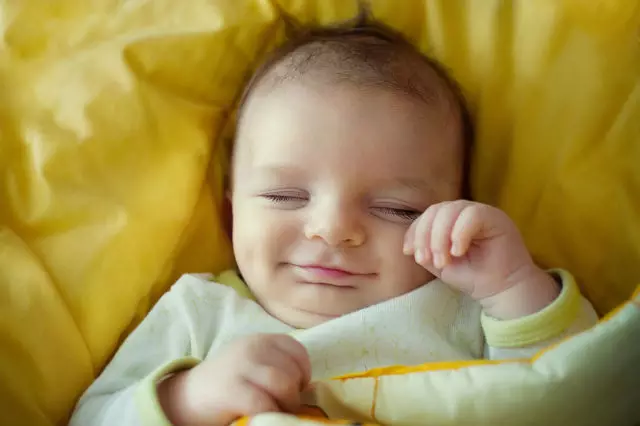 Como facer durmir un bebé durante a noite?