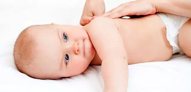 Babymassasje: den beste måten å slappe av barnet ditt på