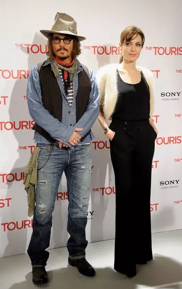 Angelina Jolie og Johnny Depp, kalde og fjerne ved ankomst til Madrid for å presentere 'The Tourist'