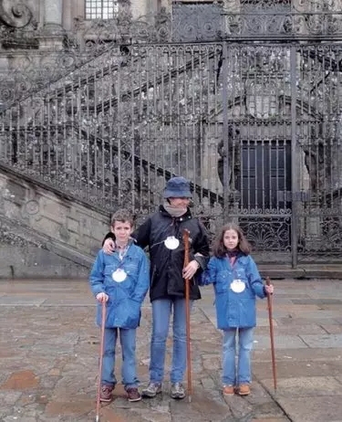 Infanta Elena 與來自聖地亞哥德孔波斯特拉大教堂的孩子 Felipe Juan Froilán 和 Victoria Federica 一起祝賀聖誕節