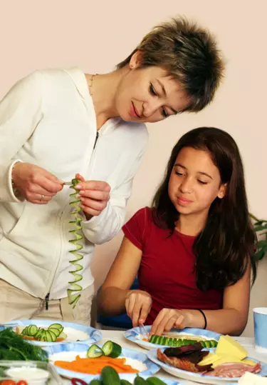 Mère avec sa fille adolescente préparant la nourriture de Noël