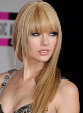 Taylor Swift dengan poni