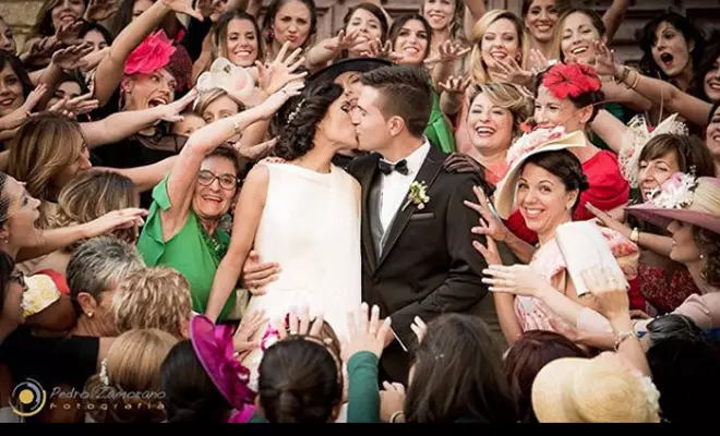Det mest etterlengtede kysset for et originalt bryllupsbilde