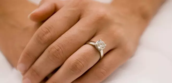 Una sposa che indossa il suo anello di fidanzamento